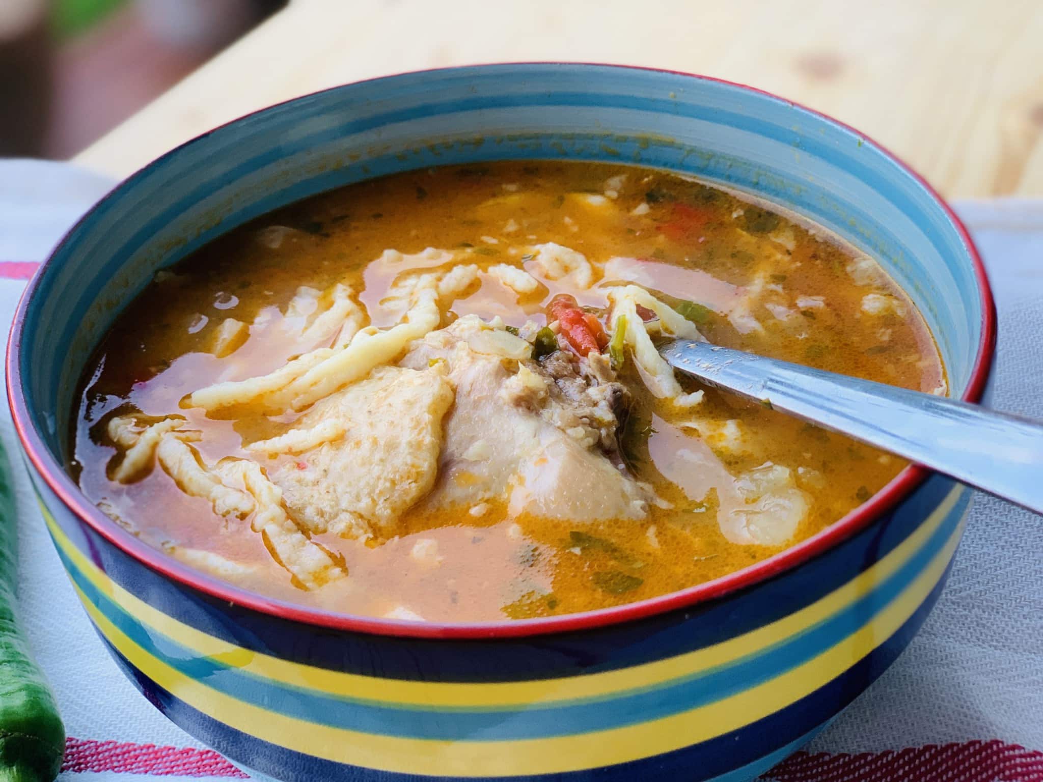 Zeama (bors) de gaina de tara, cu taitei de casa si zdrente din ou ...