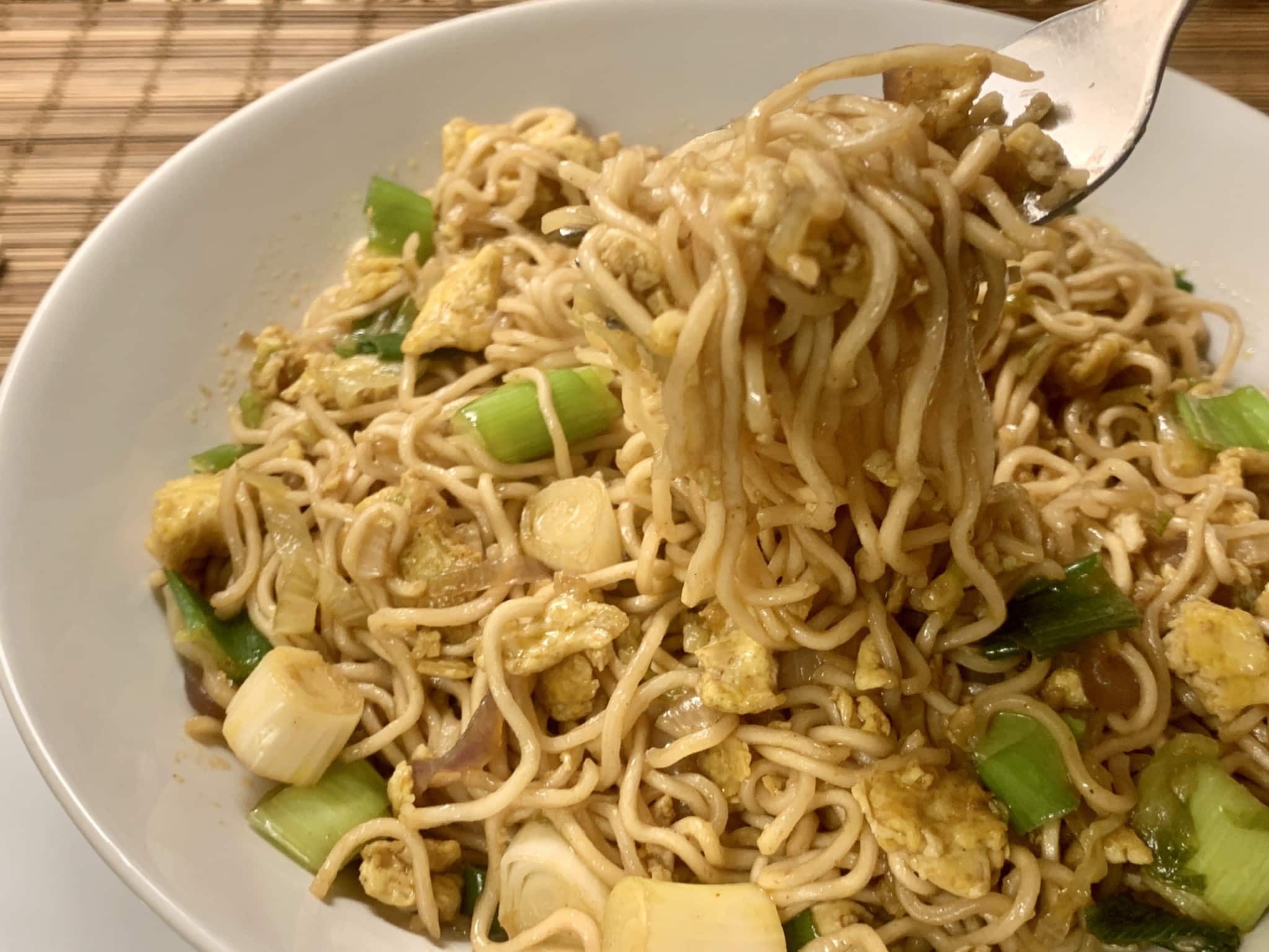 Noodles (taitei) cu oua prajite - Pofta de ceva bun