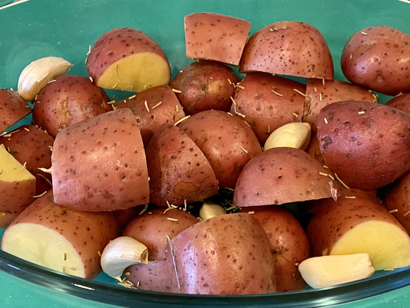 Cartofi rosii la cuptor in unt cu rozmarin - Pofta de ceva bun