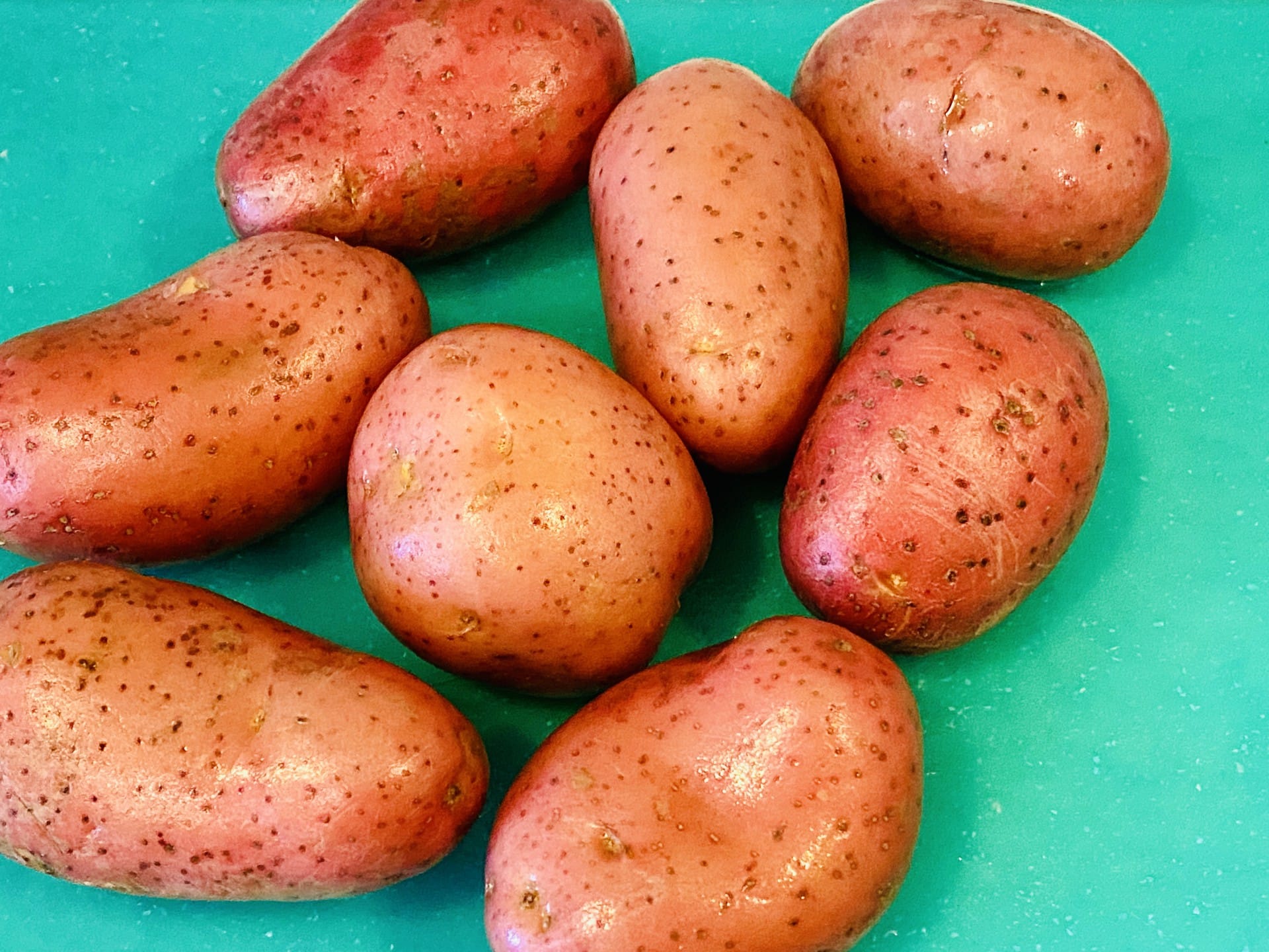 Cartofi rosii la cuptor in unt cu rozmarin - Pofta de ceva bun