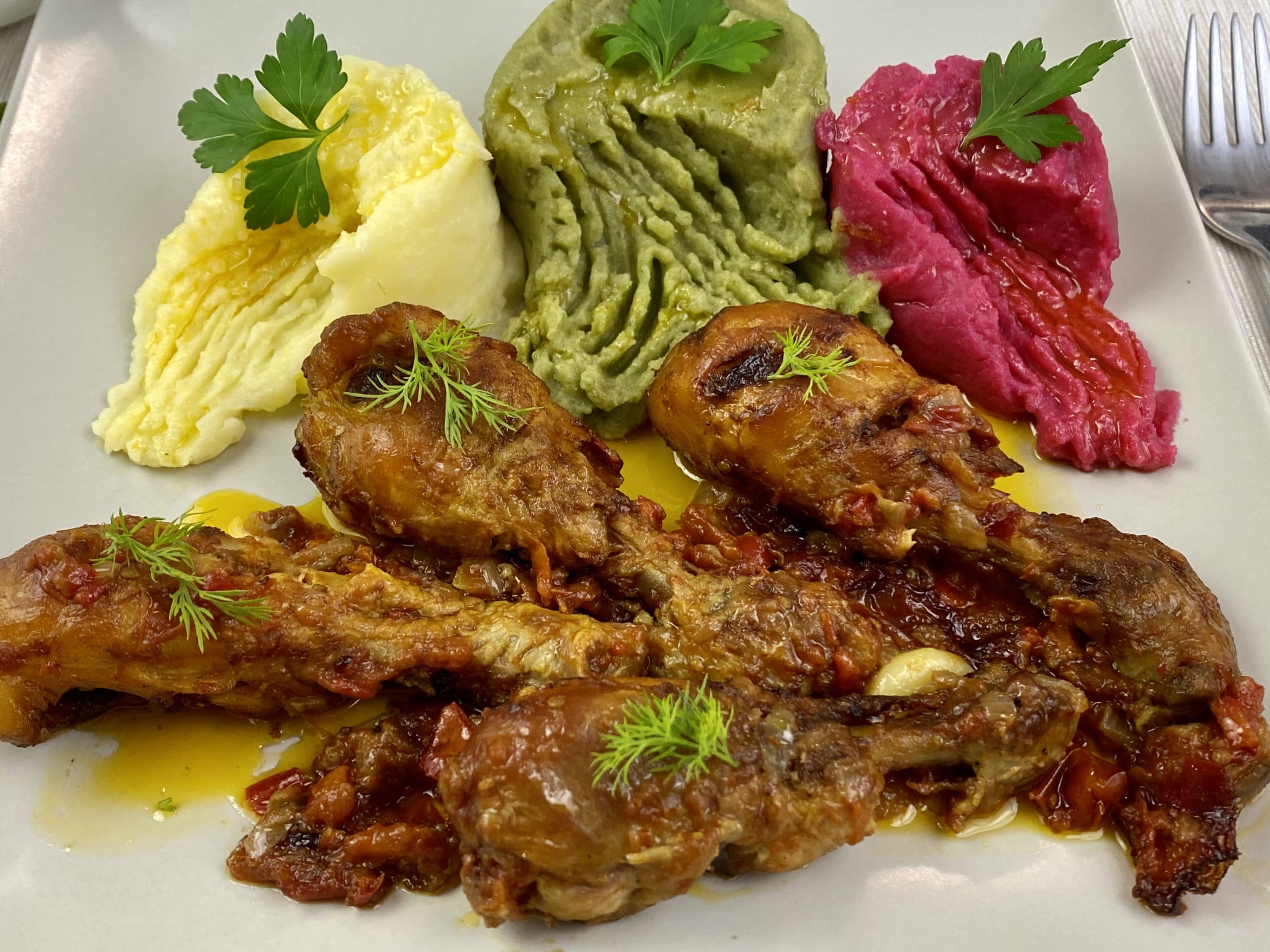 Ciocanele de pui in sos de rosii la cuptor si piure de cartofi tricolor ...