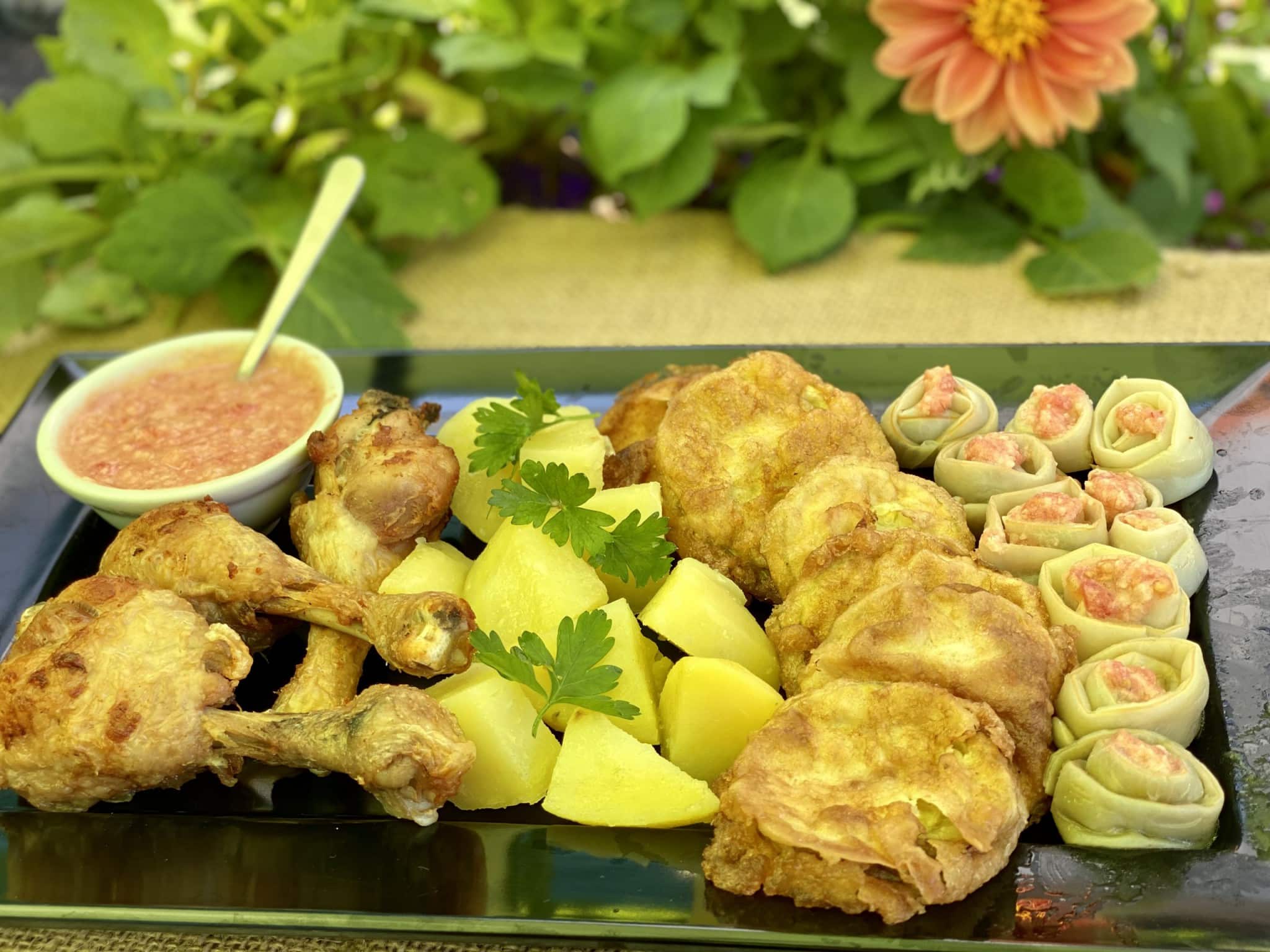 Ciocanele de pui prajite cu garnitura de dovlecei prajiti, pastai ...